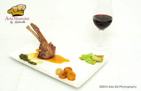 Cotlet de berbecut cu ceapa caramelizata, pesto si dovlecei marinati