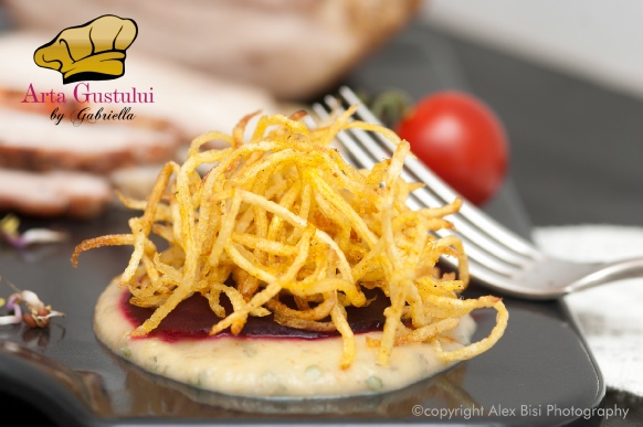 Fleica de porc la cuptor cu puré din fructe si zulufi de cartofi ...