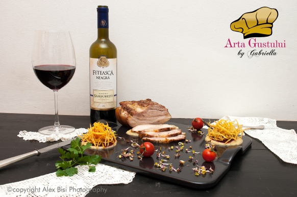 Fleica de porc la cuptor cu puré din fructe si zulufi de cartofi ...