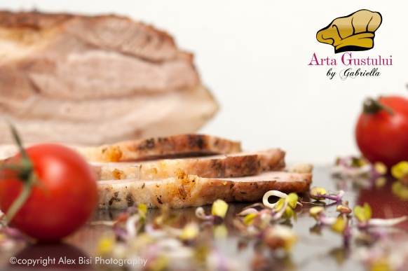 Fleica de porc la cuptor cu puré din fructe si zulufi de cartofi ...