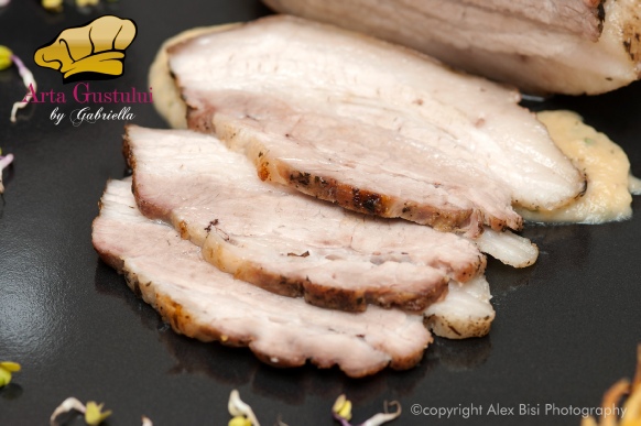 Fleica de porc la cuptor cu puré din fructe si zulufi de cartofi ...