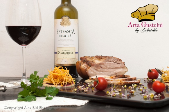 Fleica de porc la cuptor cu puré din fructe si zulufi de cartofi ...