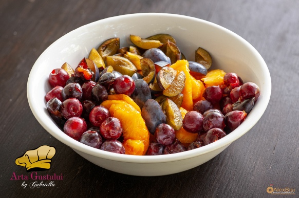 Prajitura cu lapte de cocos si fructe proaspete